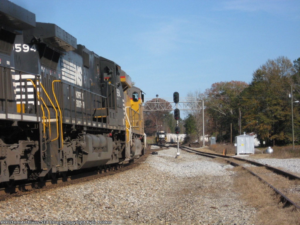 NS EB intermodal train #226 meets #173